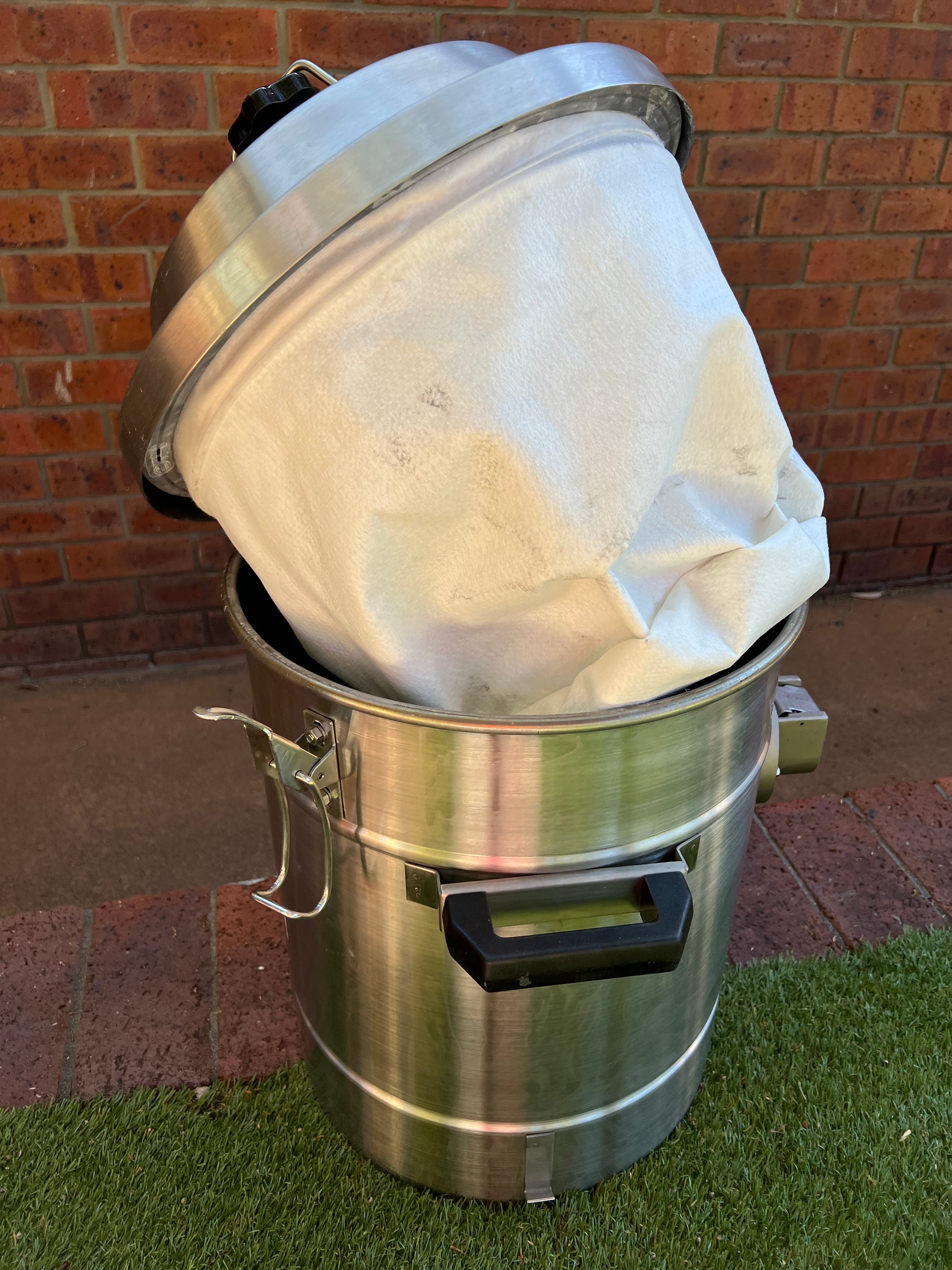 NilfiskCFM Stainless Steel Separator CW Filter Shaker W Lid And Clips ...